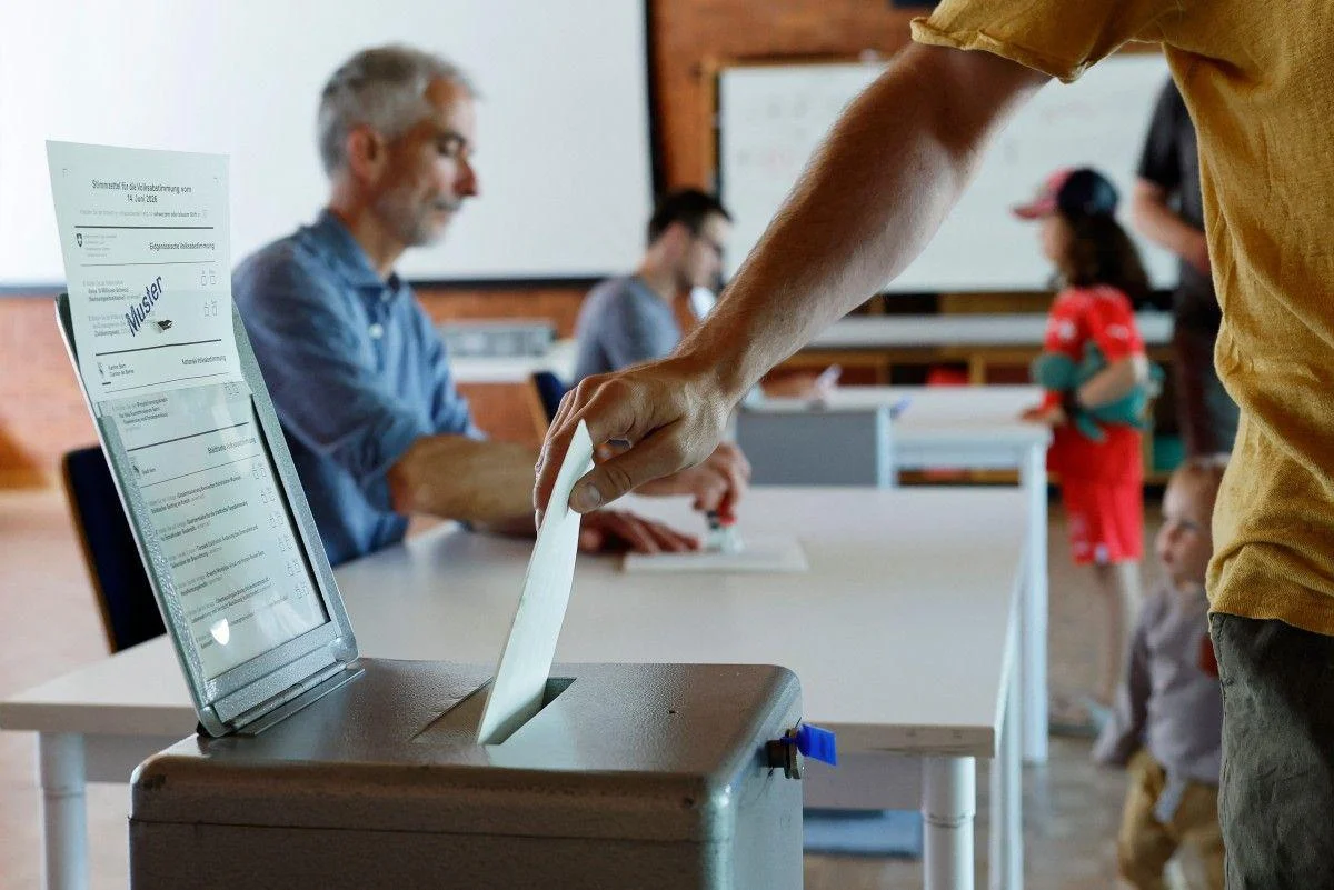 Svizzera al voto per due referendum, verso bocciatura proposta limite ...